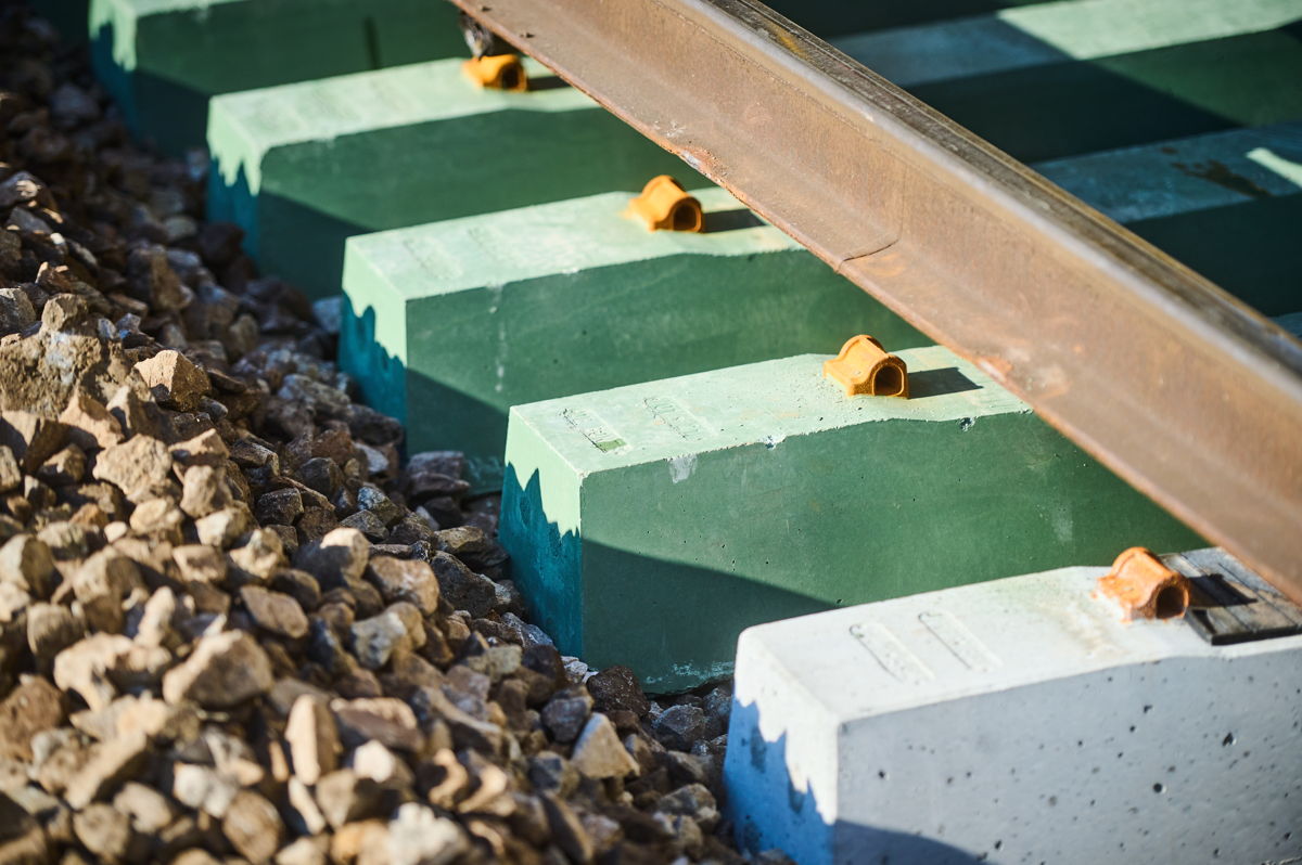 2021 Year of Rail: Infrabel installs first "green" sleepers in Europe ...